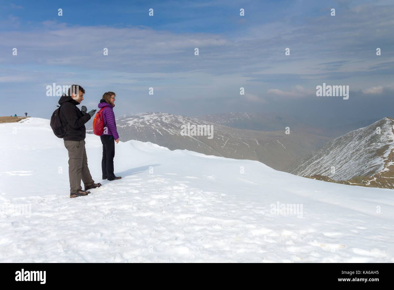 Two people walking in snow hi-res stock photography and images - Alamy