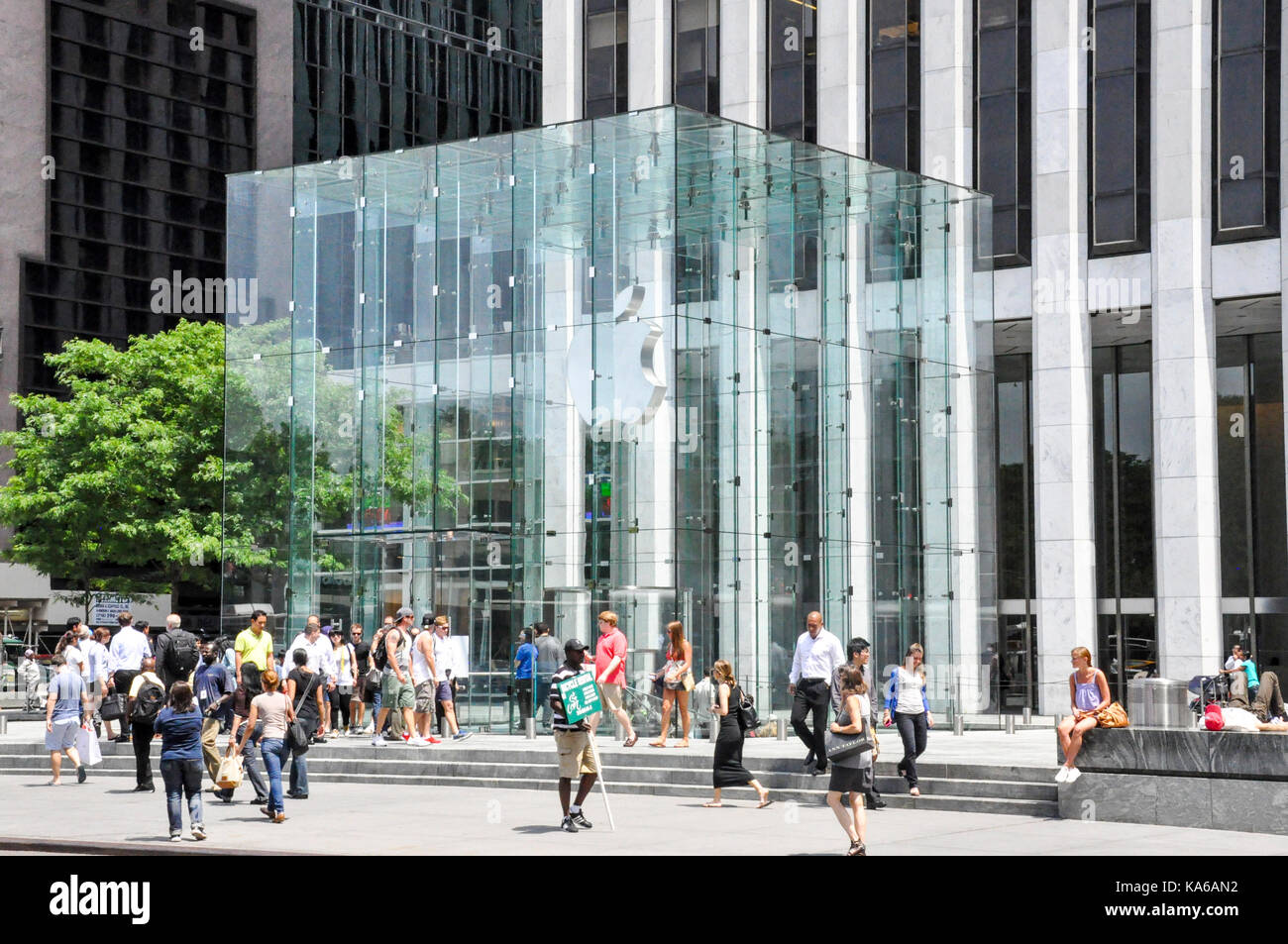 Iconic glass cube entrance to Apple's flagship store on 5th Ave ...