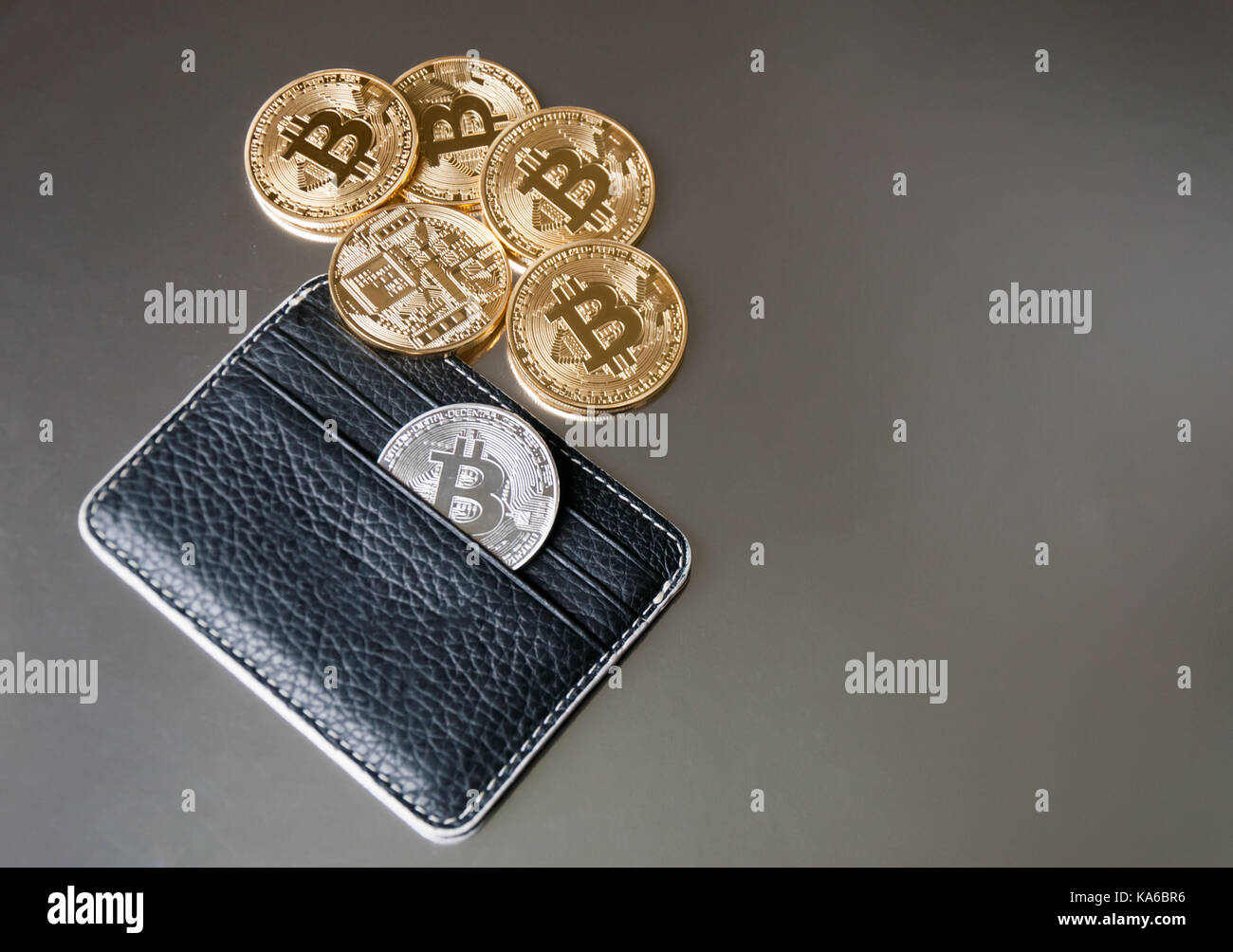 Money falling out of wallet hi-res stock photography and images - Alamy