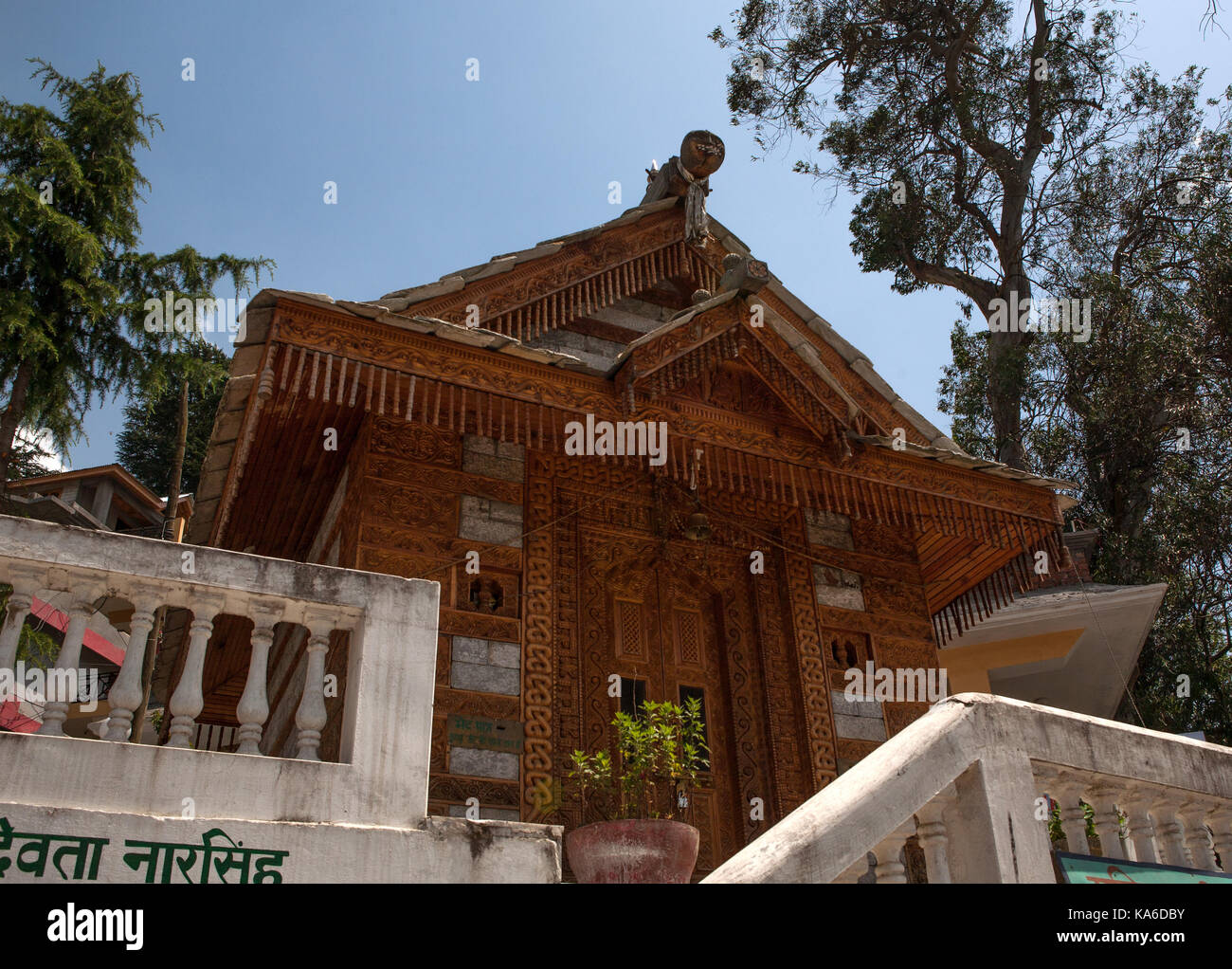 Hindu temple kullu valley himachal hi-res stock photography and images ...