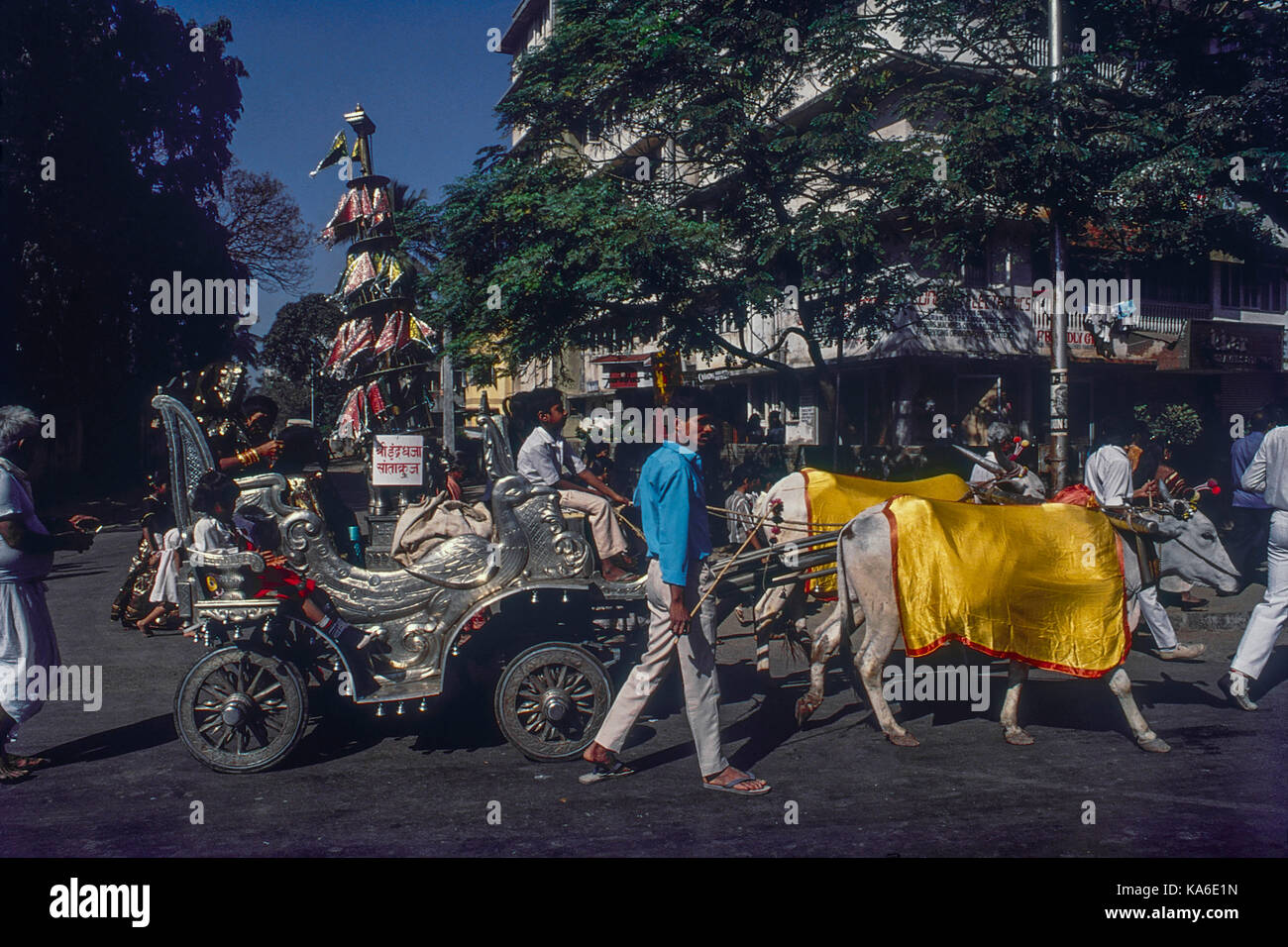 people sitting in bullock cart Jain festival procession, mumbai ...