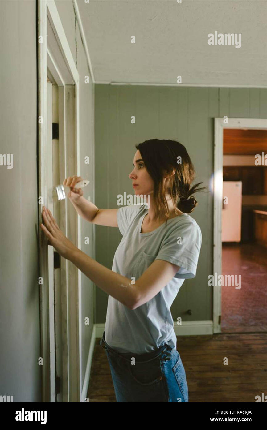 A GHOST STORY (2017) ROONEY MARA DAVID LOWERY (DIR) UNIVERSAL PICTURES ...