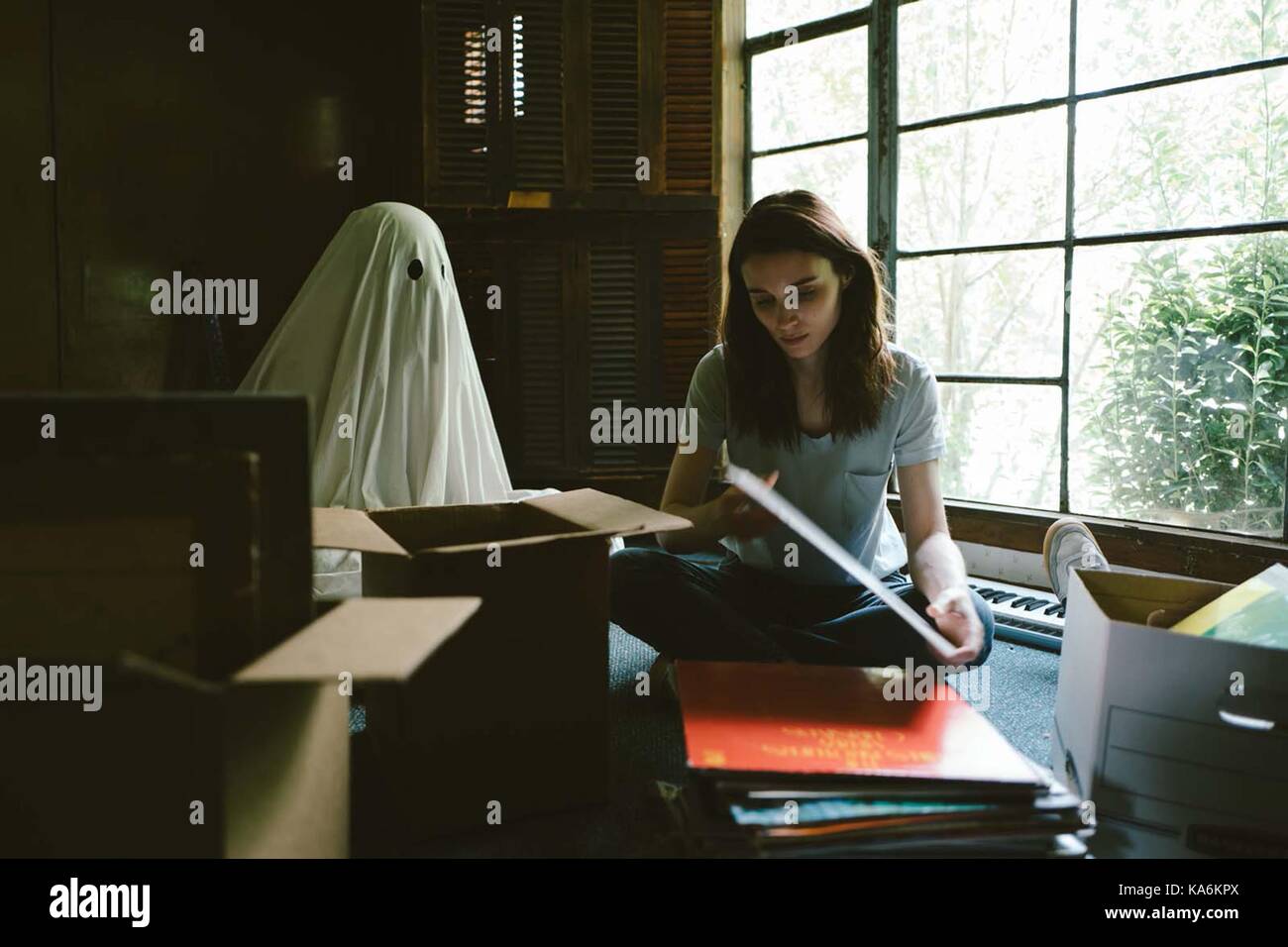 A GHOST STORY (2017) ROONEY MARA DAVID LOWERY (DIR) UNIVERSAL PICTURES ...