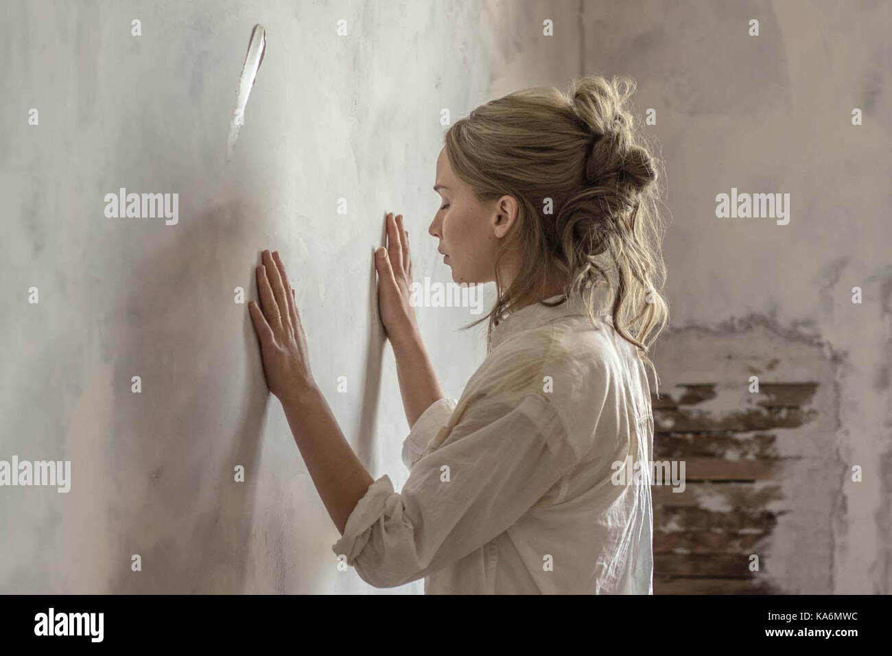 MOTHER! (2017) JENNIFER LAWRENCE DARREN ARONOFSKY (DIR) PARAMOUNT ...