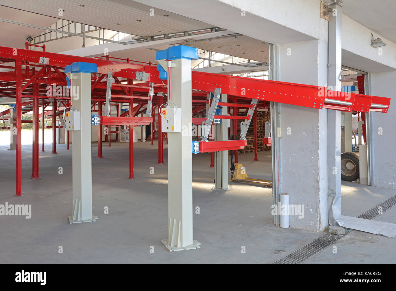 Elevated Conveyor Ramp For Distribution and Shipping Stock Photo - Alamy