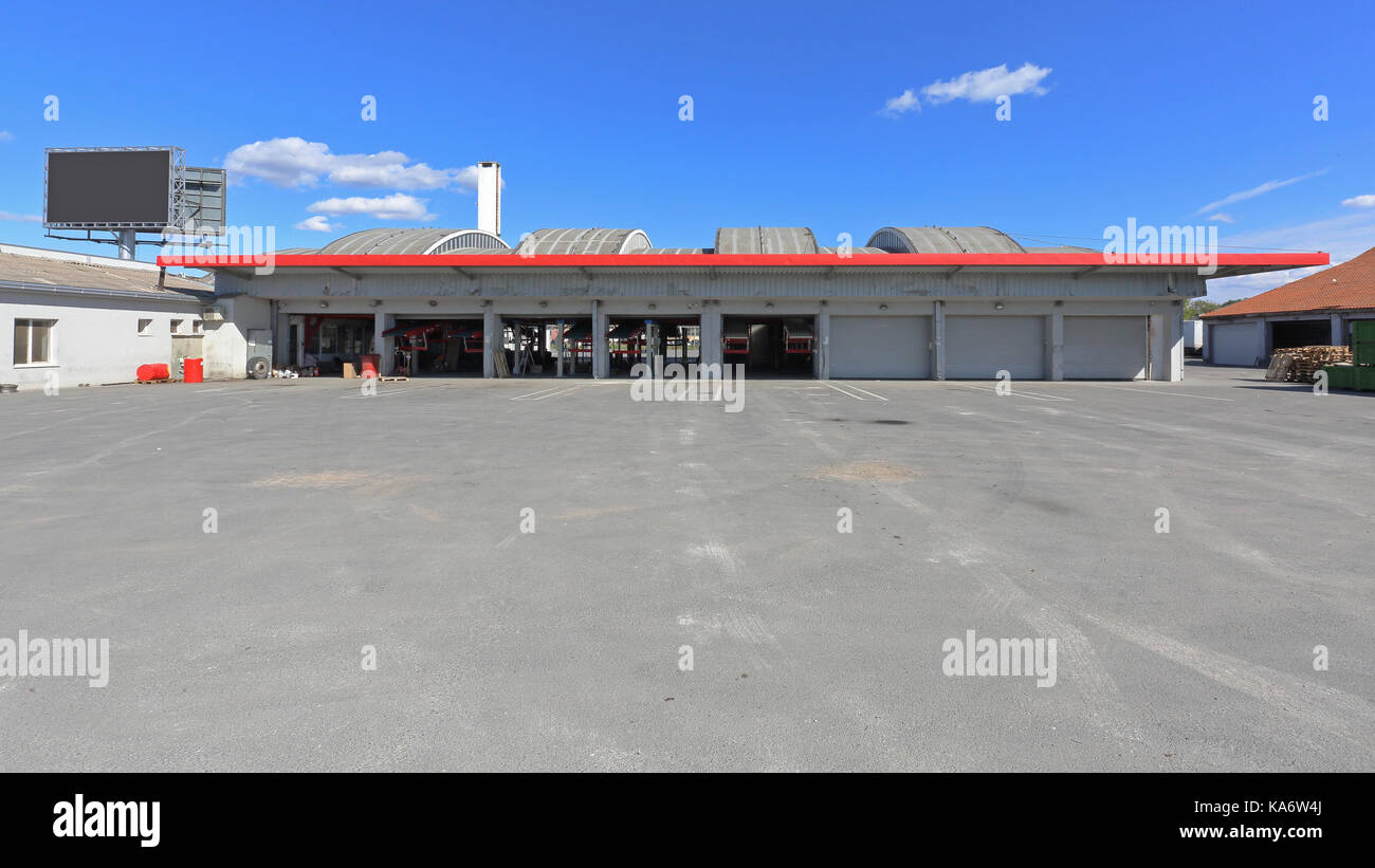 Distribution Warehouse Building Exterior With Doors Stock Photo - Alamy