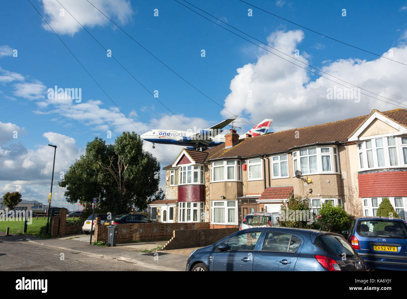 Plane flying over houses heathrow hi-res stock photography and images ...