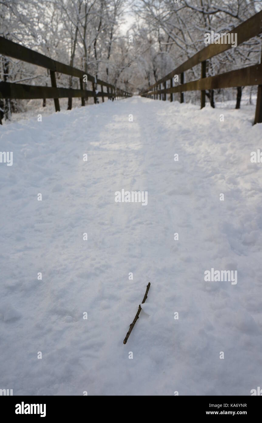 Frozen bridge hi-res stock photography and images - Alamy