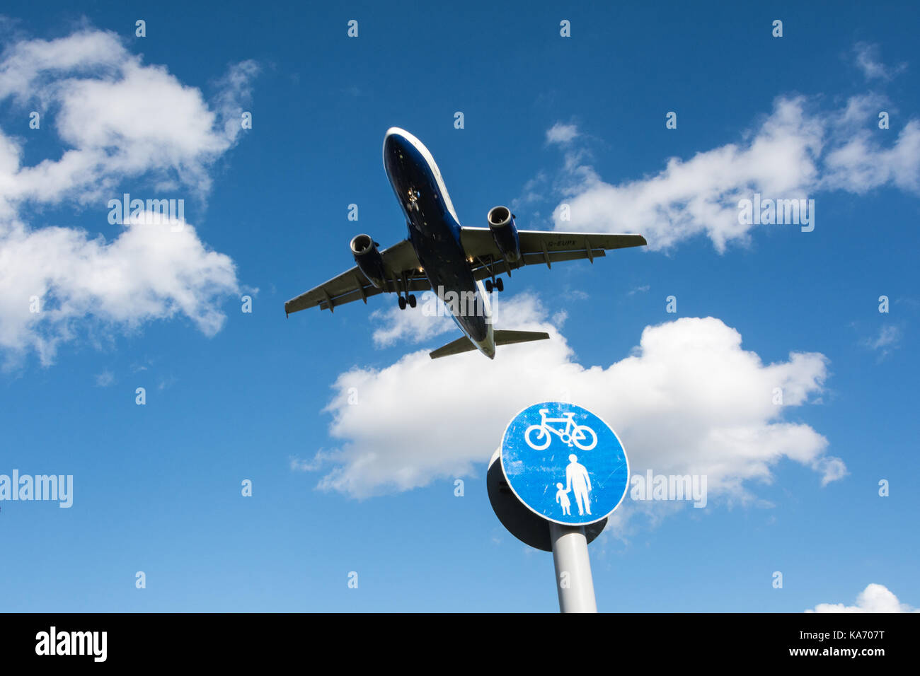 Nose down descending hi-res stock photography and images - Alamy