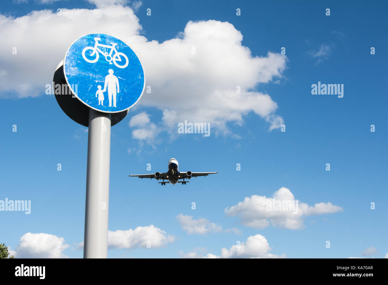 Nose down descending hi-res stock photography and images - Alamy