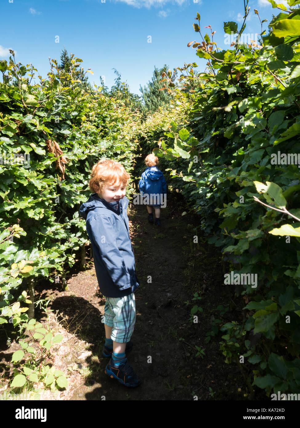Children exploring maze hi-res stock photography and images - Alamy