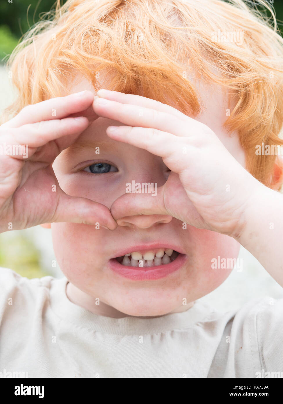 Child looking through telescope hi-res stock photography and images - Alamy
