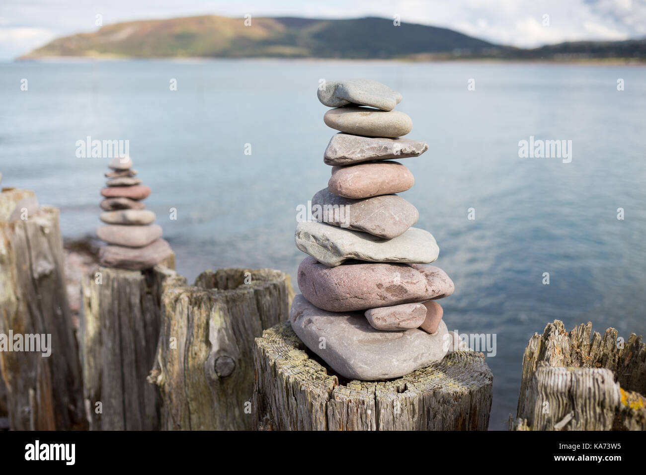 Tower built of beach pebbles hi-res stock photography and images - Alamy