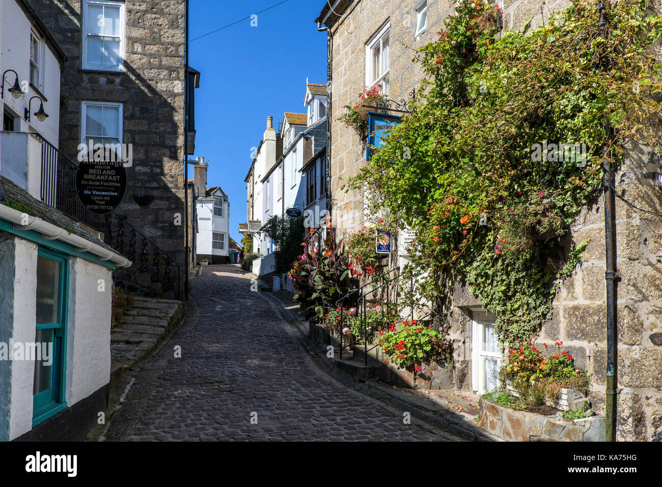 St Ives - a quaint cobbled street in historic St Ives in Cornwall Stock ...
