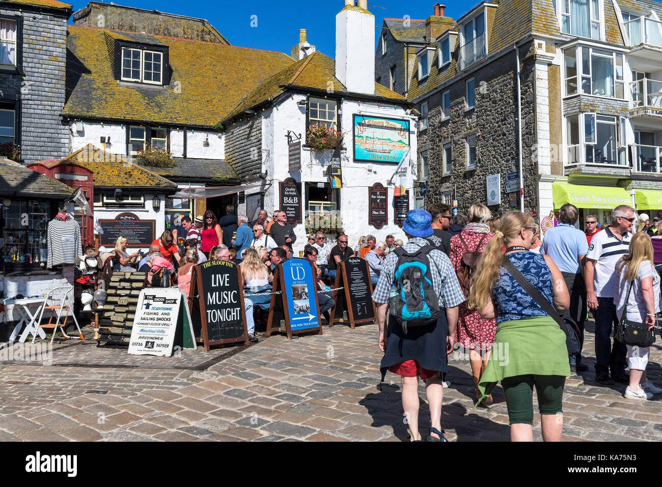 St Ives - the historic Sloop Inn pub on the quayside in St Ives Harbour ...