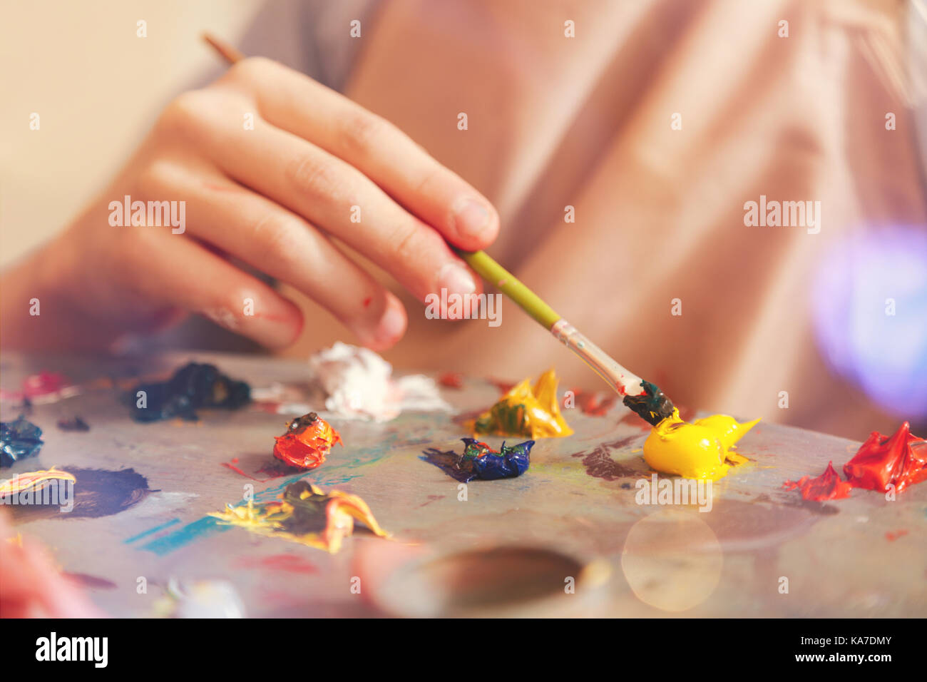 Close up of child mixing oil paints on palette Stock Photo - Alamy