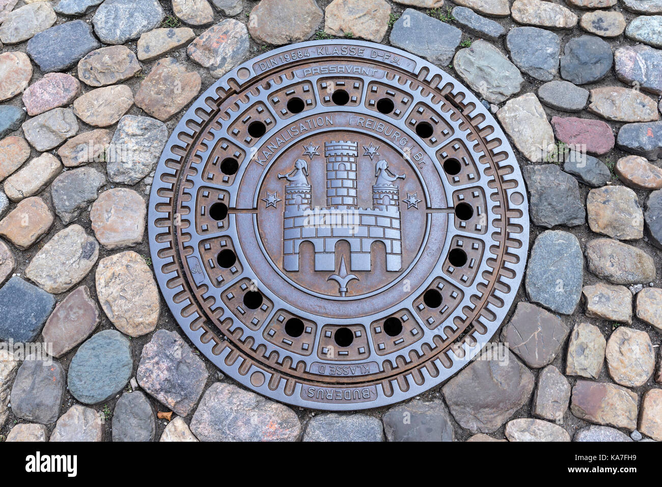 Round manhole cover hi-res stock photography and images - Alamy