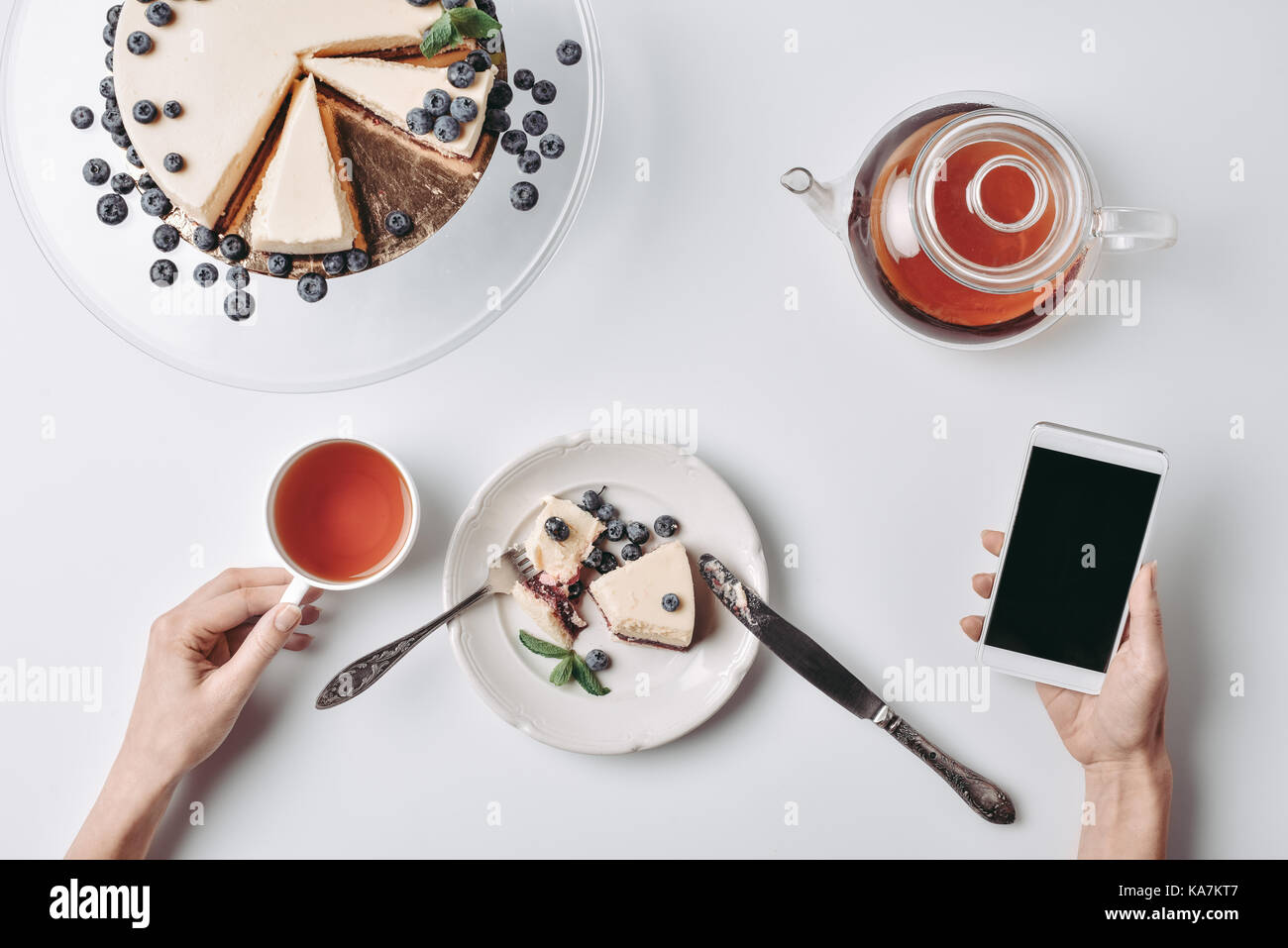 woman eating cheesecake Stock Photo - Alamy