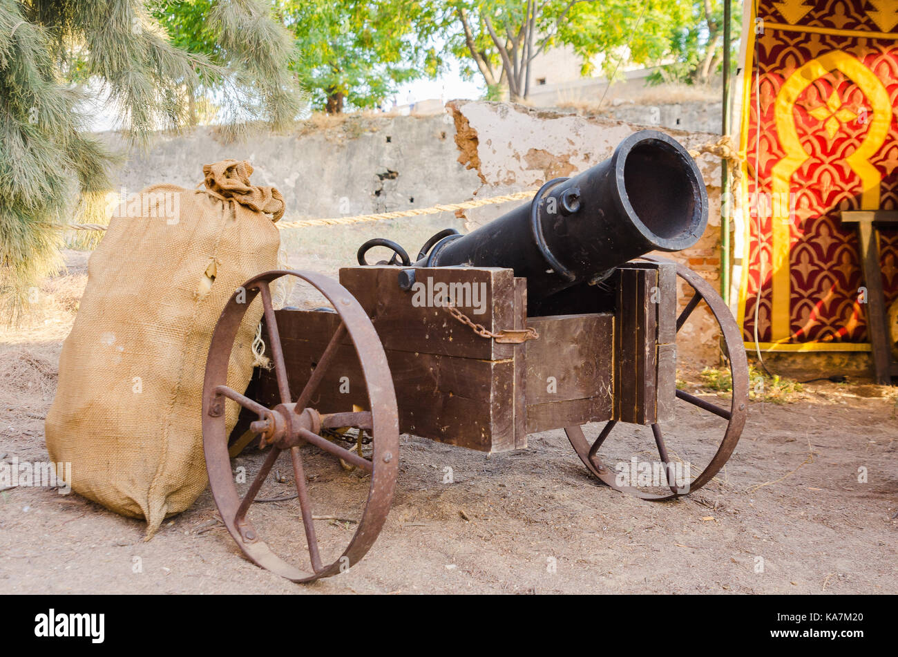 Cannon ammunition weapon historic hi-res stock photography and images ...