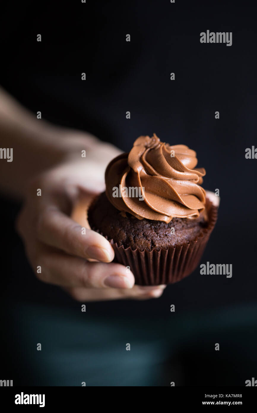 Hand hold cupcake hi-res stock photography and images - Alamy