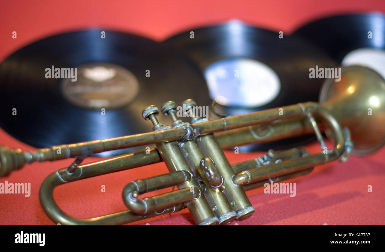 an ancient trumpet and old jazz vinyls Stock Photo - Alamy