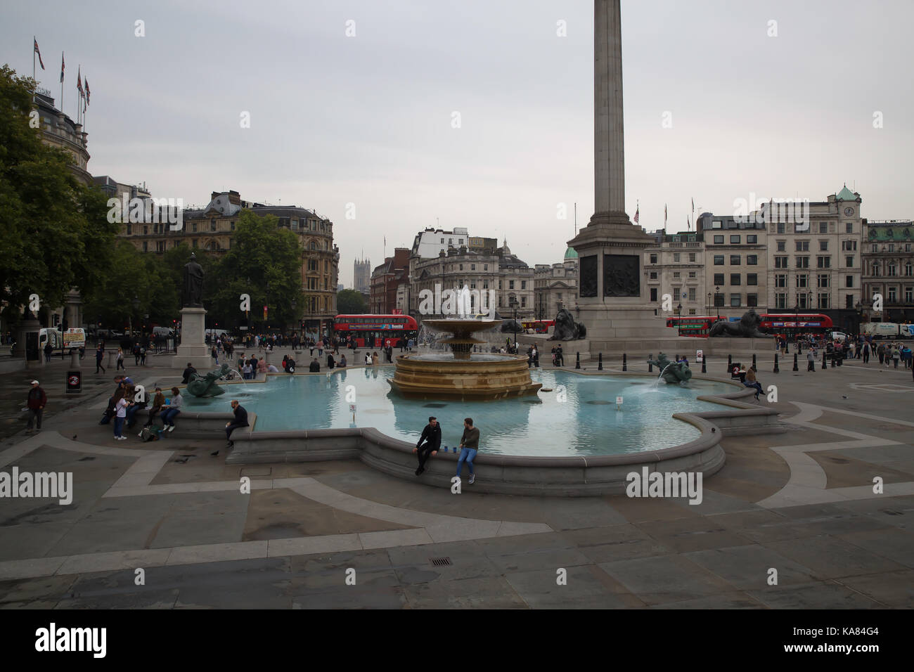 London, UK. 25th Sep, 2017. UK Weather. Dark and dismal start to Autumn ...
