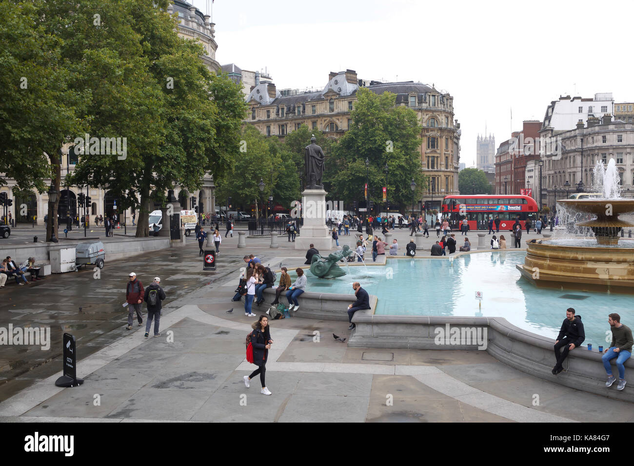 London, UK. 25th Sep, 2017. UK Weather. Dark and dismal start to Autumn ...