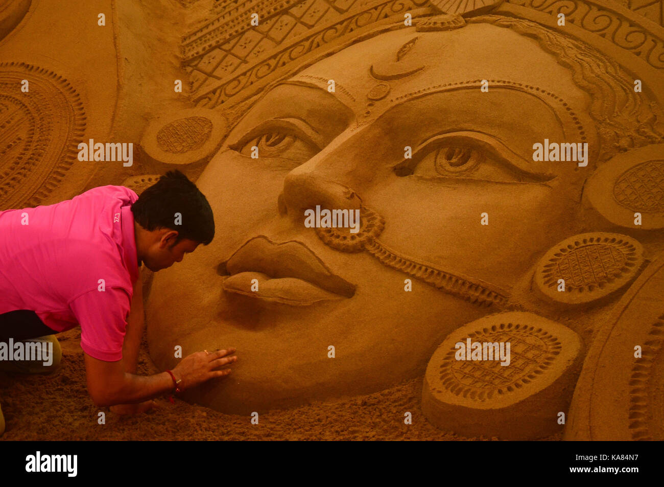 Dimapur, India. 25th Sep, 2017. Sand Artist Manas Kumar Sahoo from Puri ...