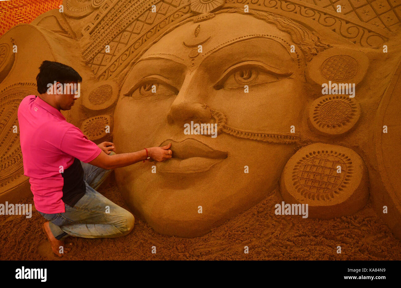 Dimapur, India. 25th Sep, 2017. Sand Artist Manas Kumar Sahoo from Puri ...
