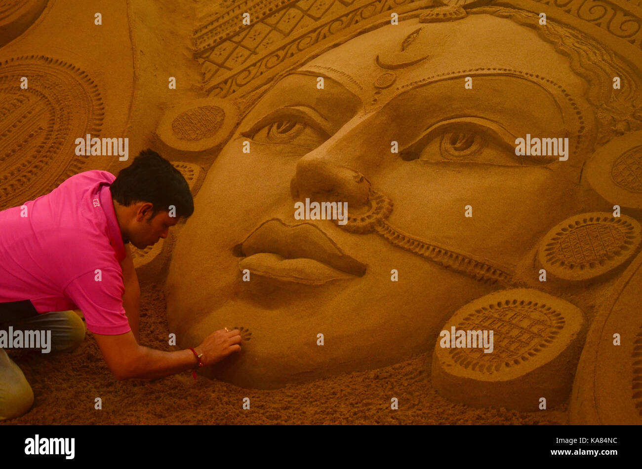 Dimapur, India. 25th Sep, 2017. Sand Artist Manas Kumar Sahoo from Puri ...