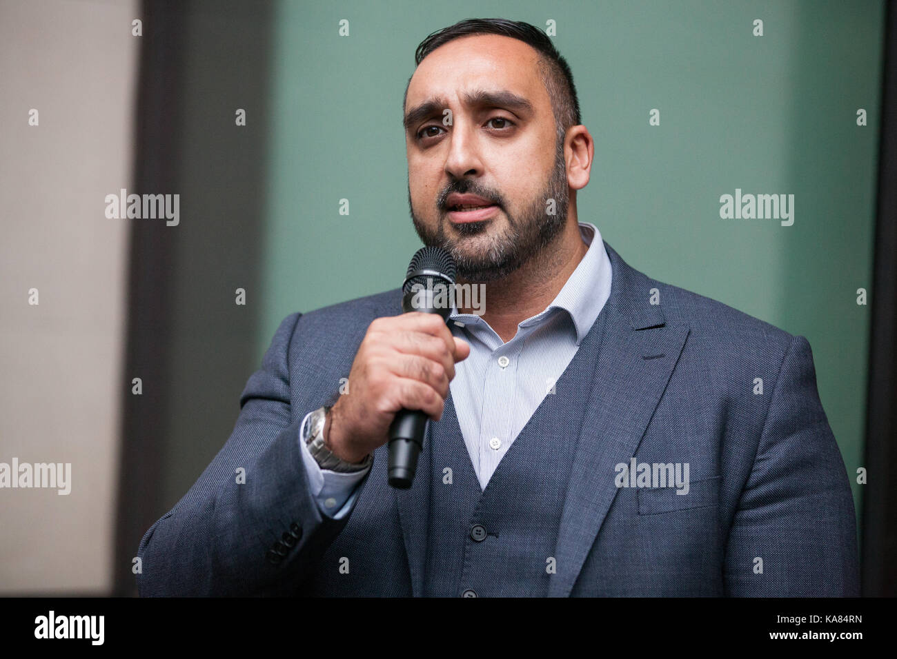 London, UK. 25th Sep, 2017. A man explains the legal process to ...