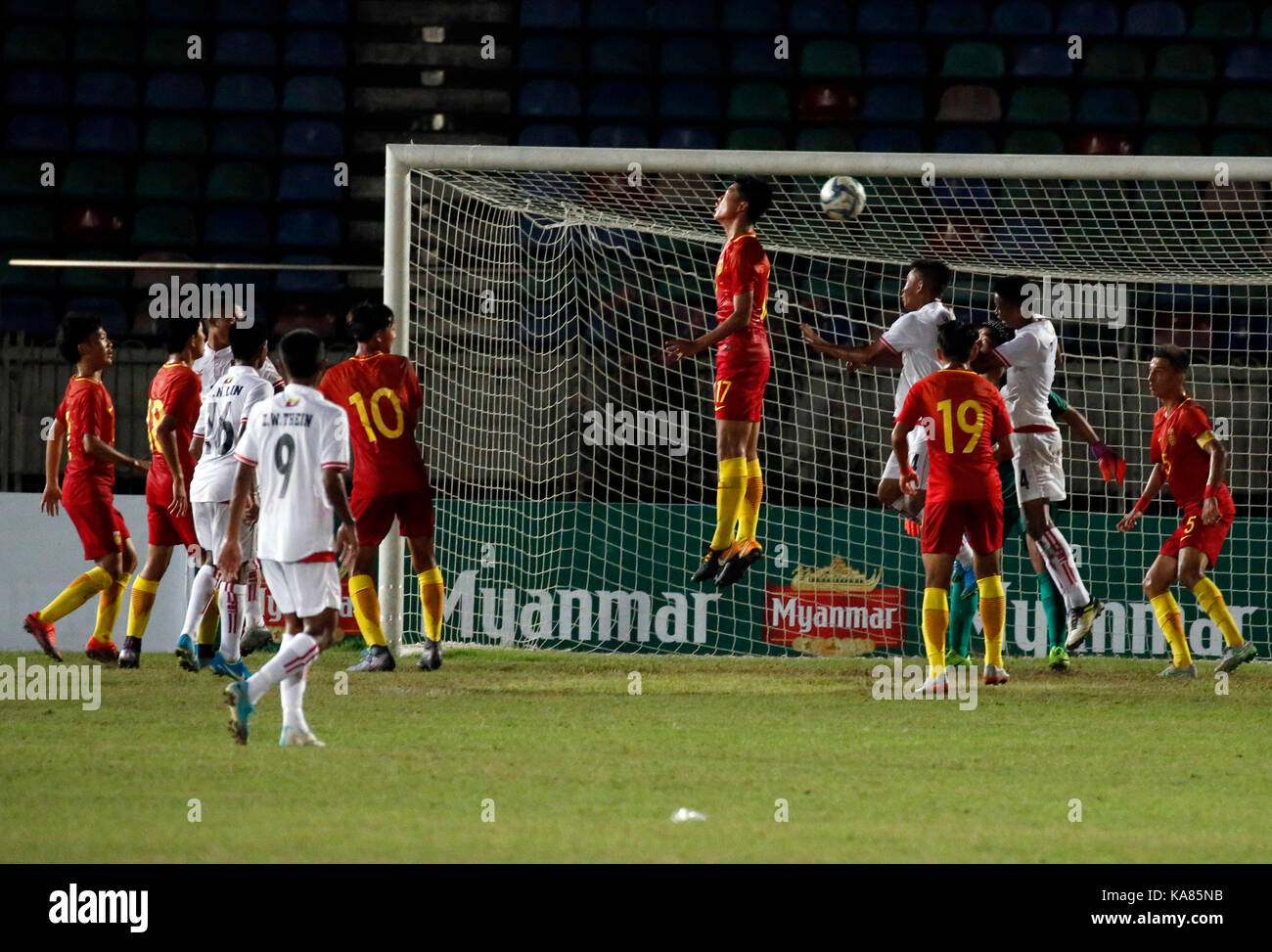 Yangon, Myanmar. 25th Sep, 2017. Liang Shaowen (C) of China heads the ...