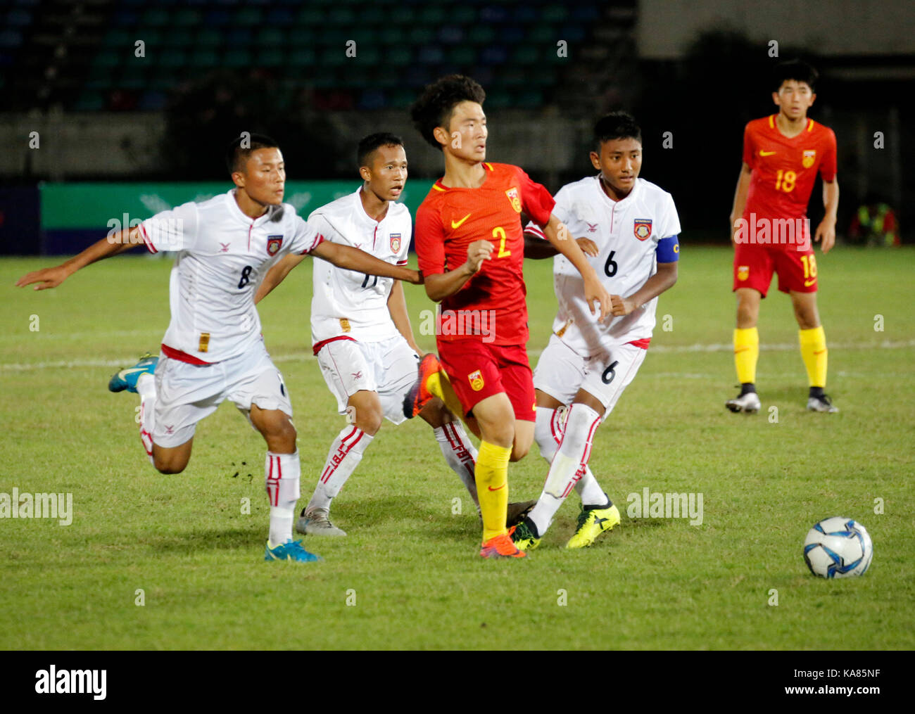 Yangon, Myanmar. 25th Sep, 2017. Fan Ruiwei (Front) of China competes ...