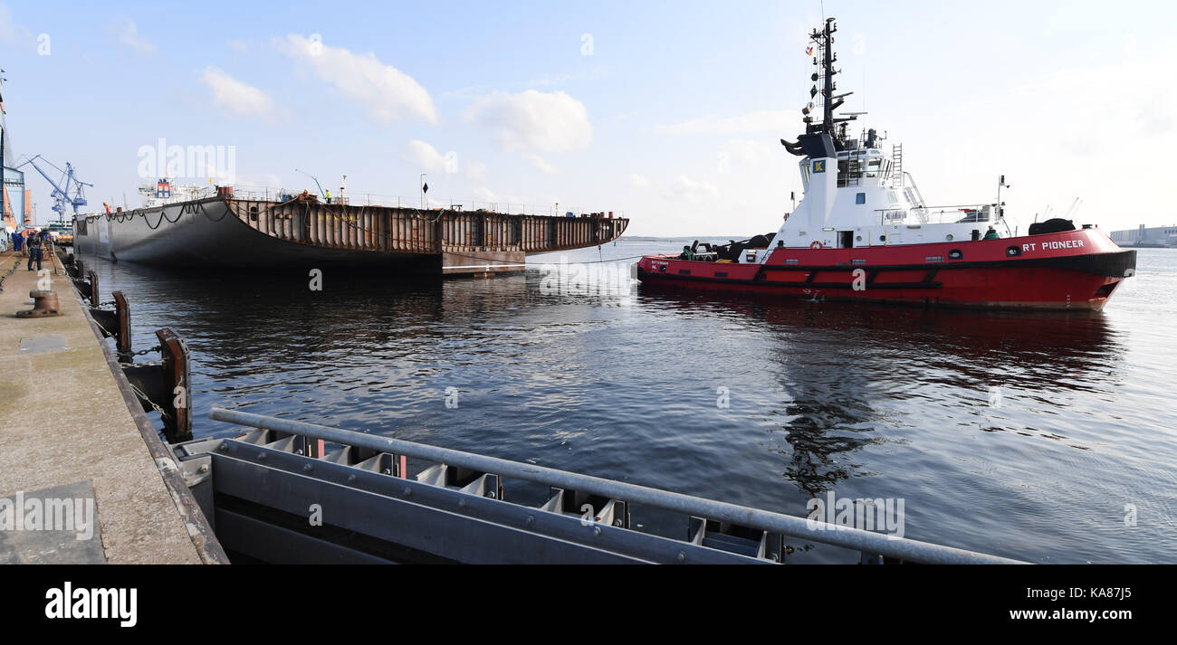Rostock, Germany. 25th Sep, 2017. A Tugboat pulls an engine room module ...