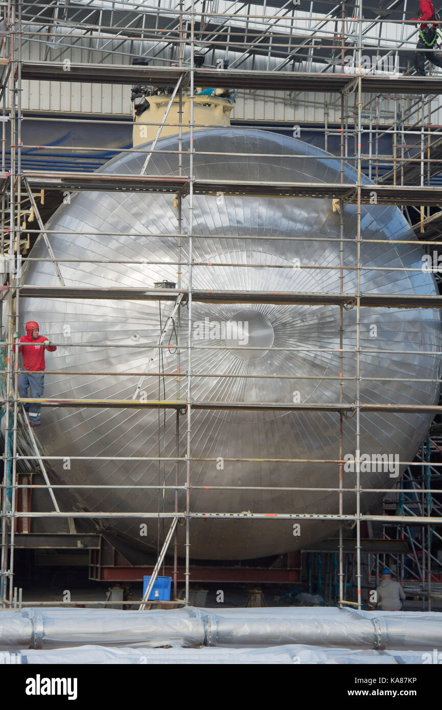 Rostock, Germany. 25th Sep, 2017. Workers manufacture a modul for the ...