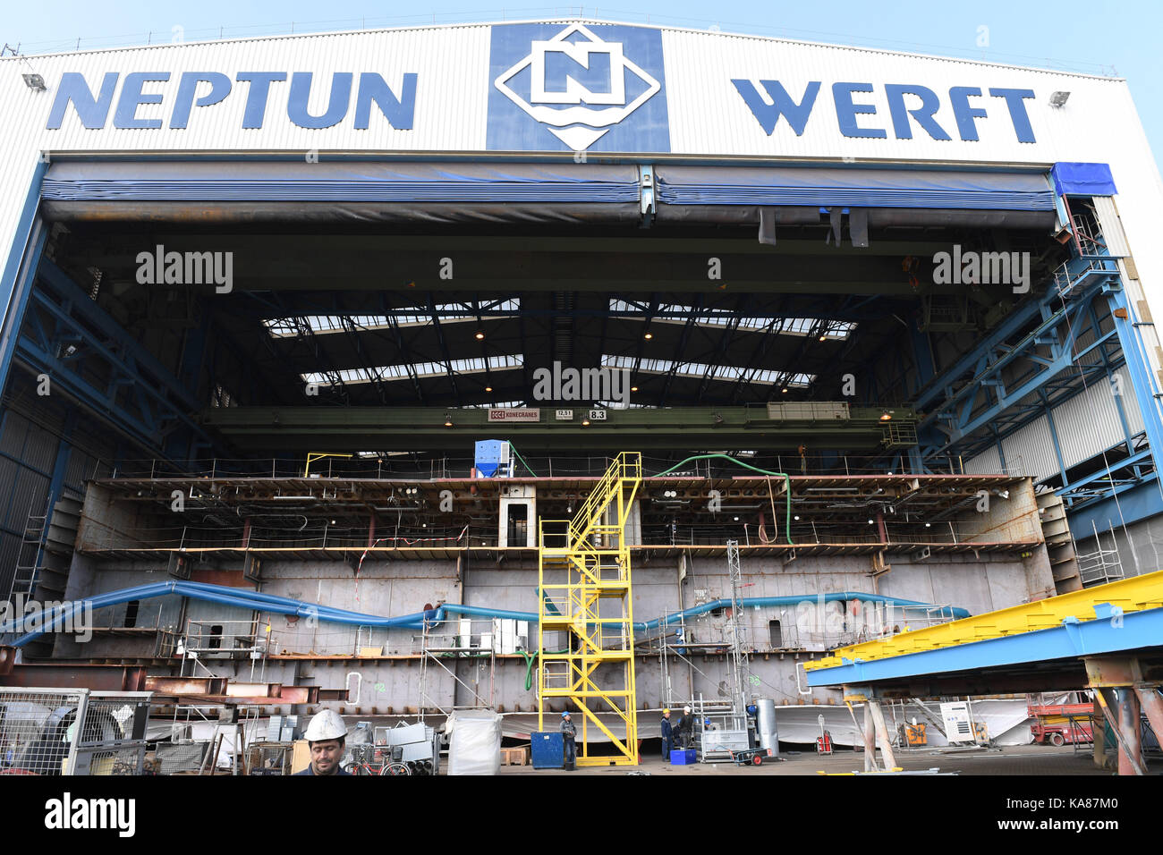 Rostock, Germany. 25th Sep, 2017. Workers manufacture a modul for the ...