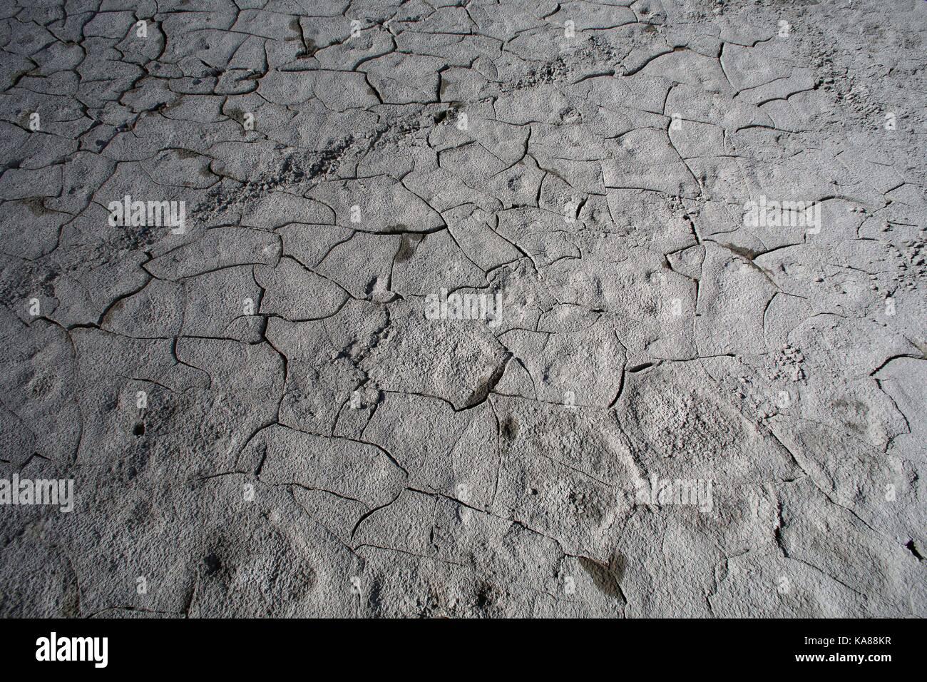 Bombay Beach, California, USA. 10th Dec, 2016. Dry cracked mudflats on ...