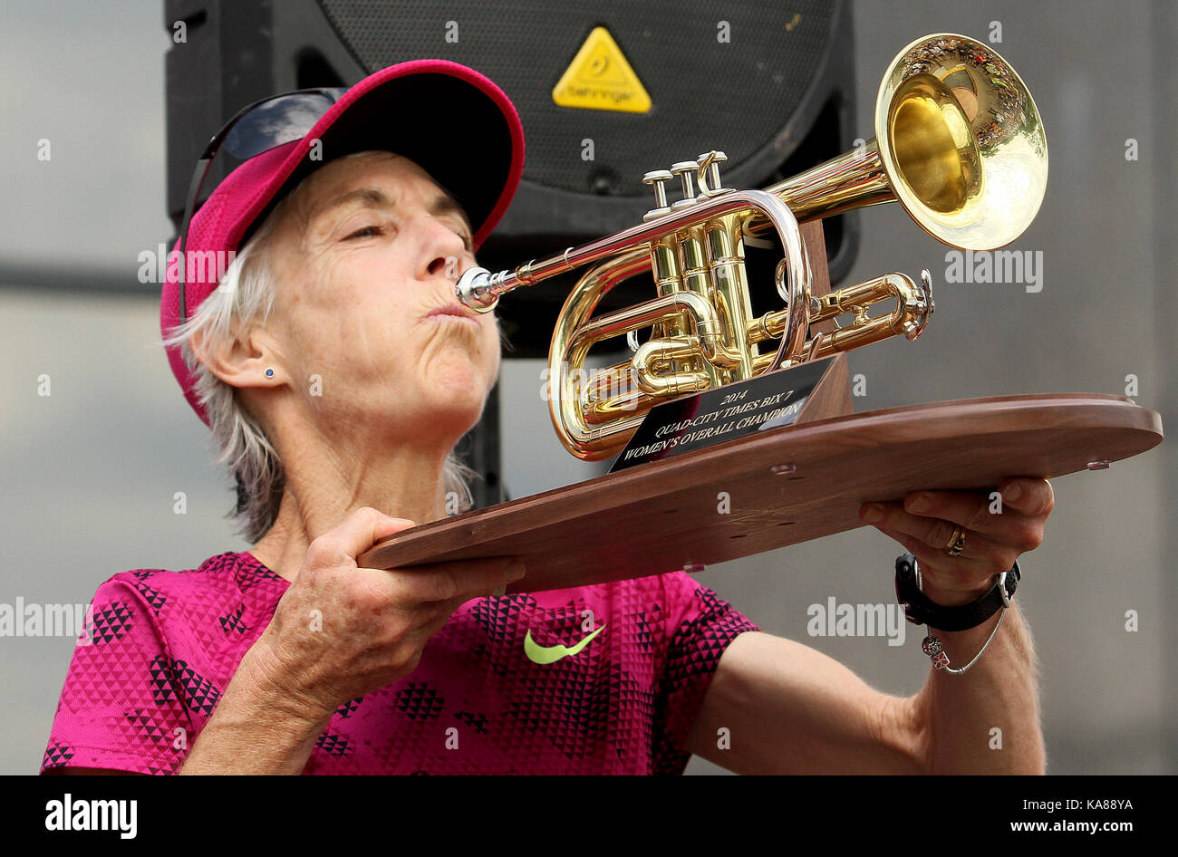 Davenport, Iowa, USA. 25th July, 2014. Joan Benoit Samuelson pretends ...
