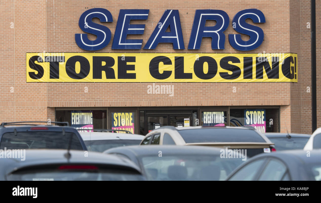 Medicine Hat, Alberta, Canada. 13th Sep, 2017. A Sears store front with ...