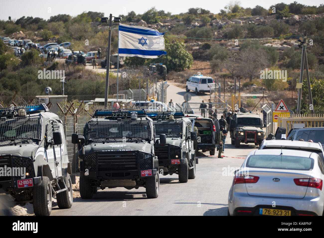 Jerusalem, Israel. 26th Sep, 2017. Israeli security officers work at ...