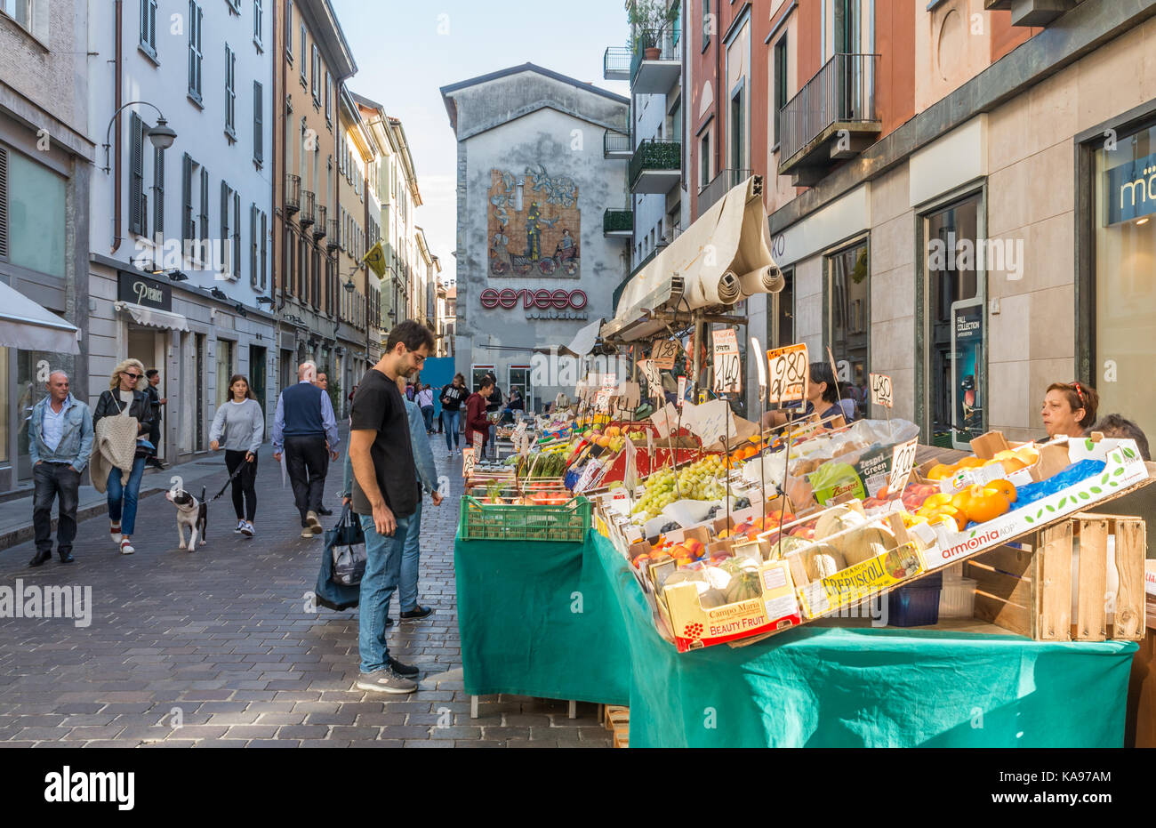 A stall in Como, Italy selling fresh fruits and vegetables Stock Photo ...
