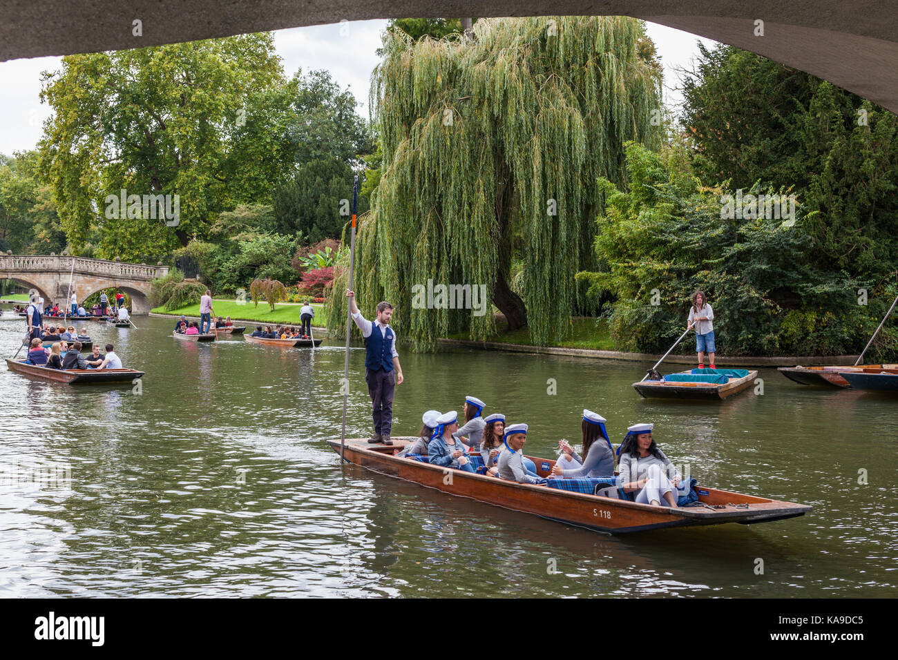 view of punts on river cam cambridge Stock Photo - Alamy
