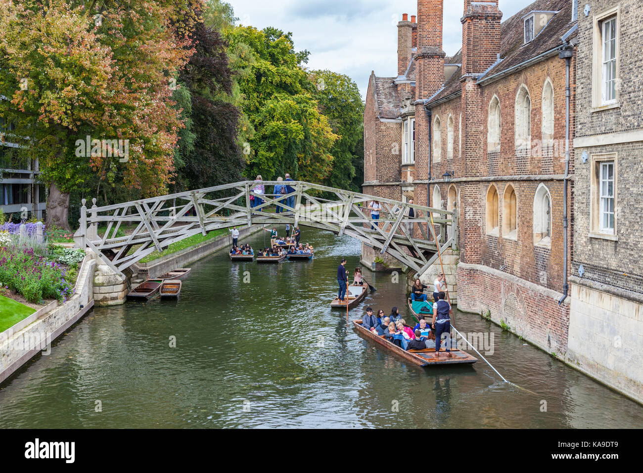 view of punts on river cam cambridge Stock Photo - Alamy