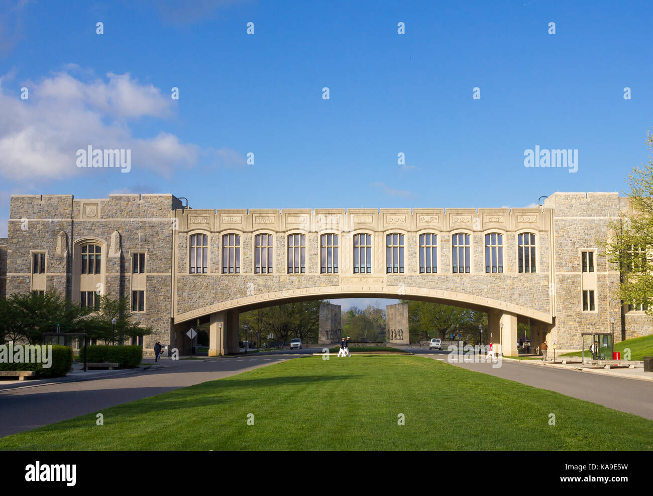 Alumni Mall at Virginia Tech with Torgersen Hall and the War Memorial ...