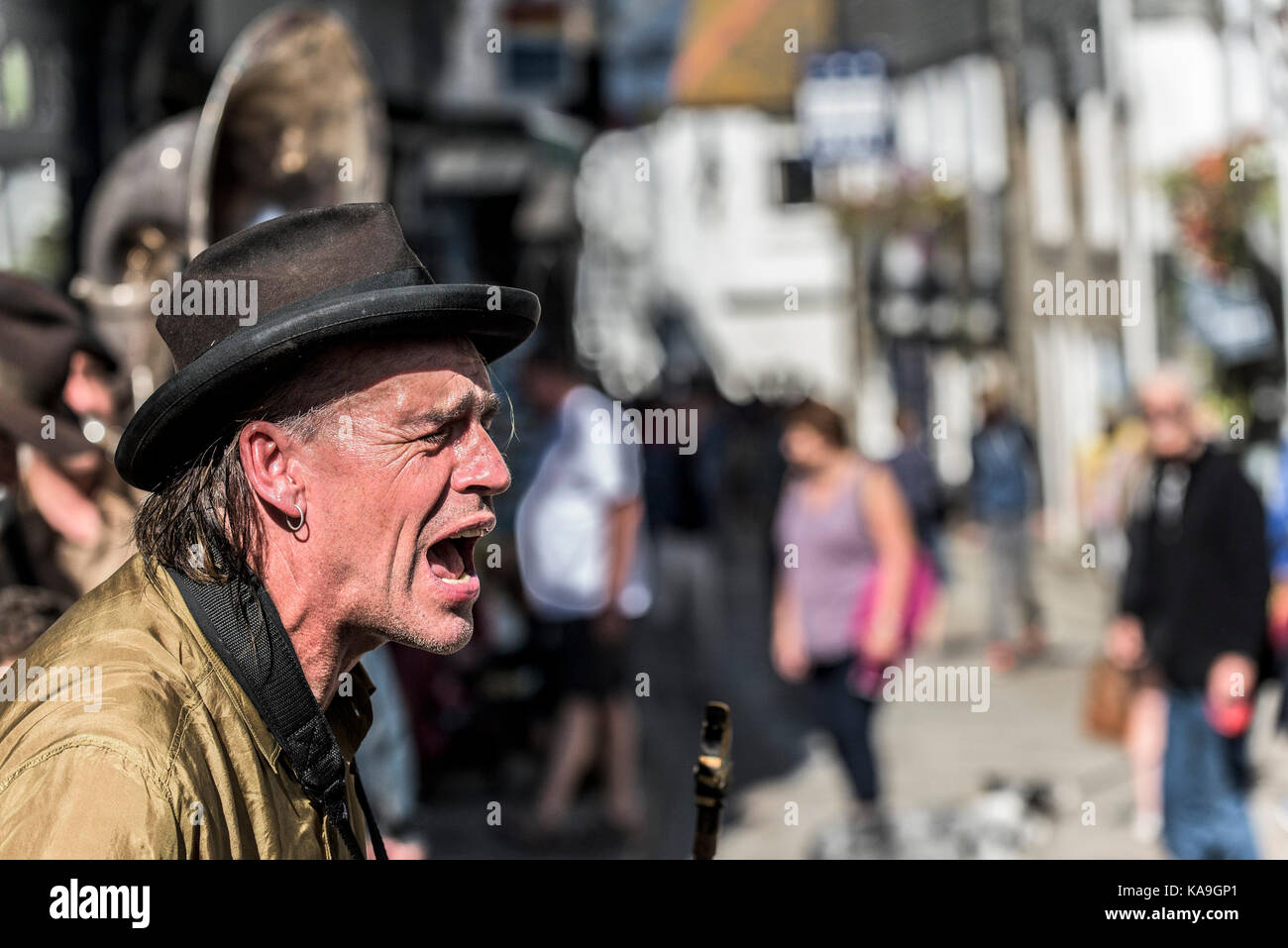 Singing in the street hi-res stock photography and images - Alamy