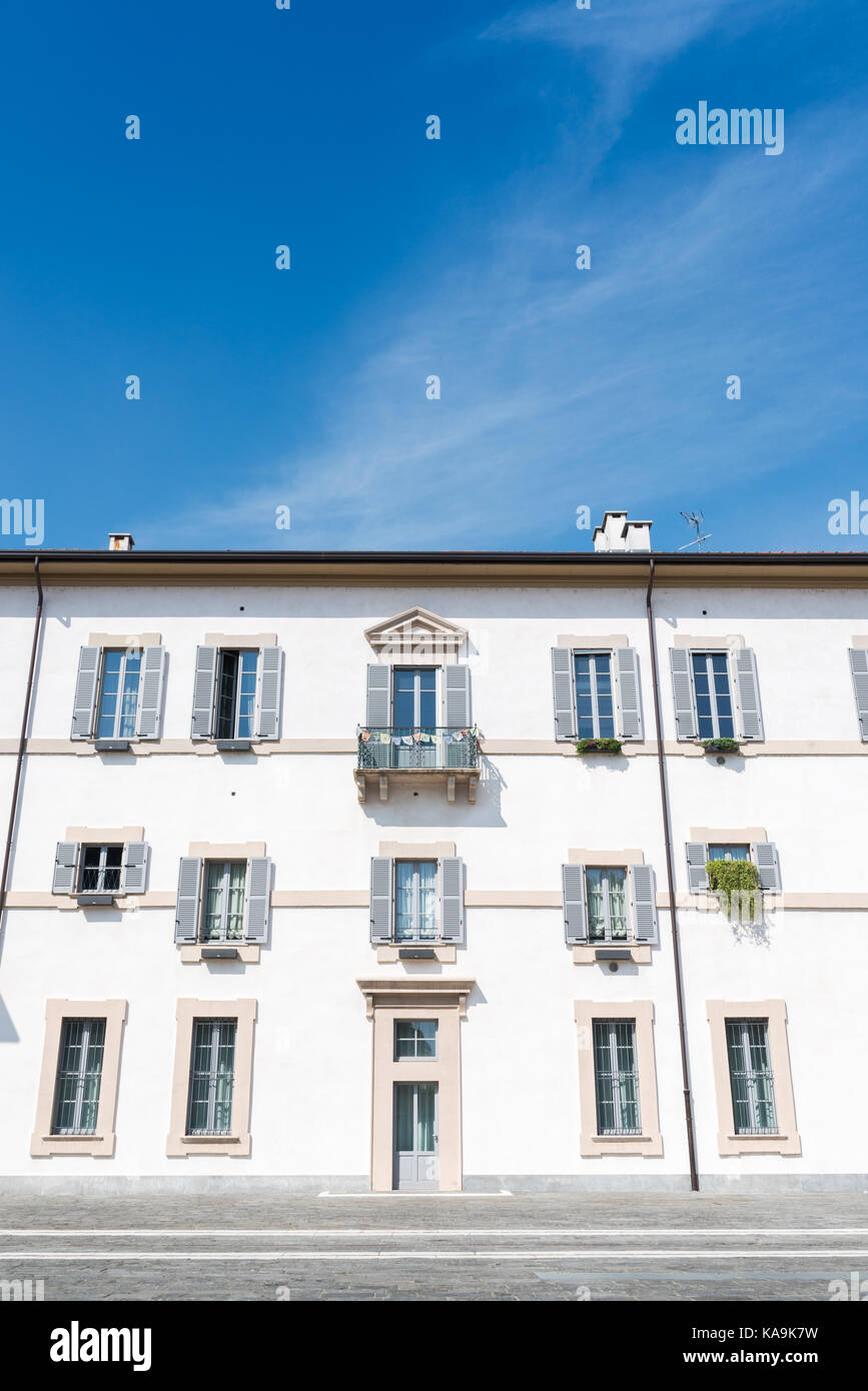 Building italian home facade hi-res stock photography and images - Alamy