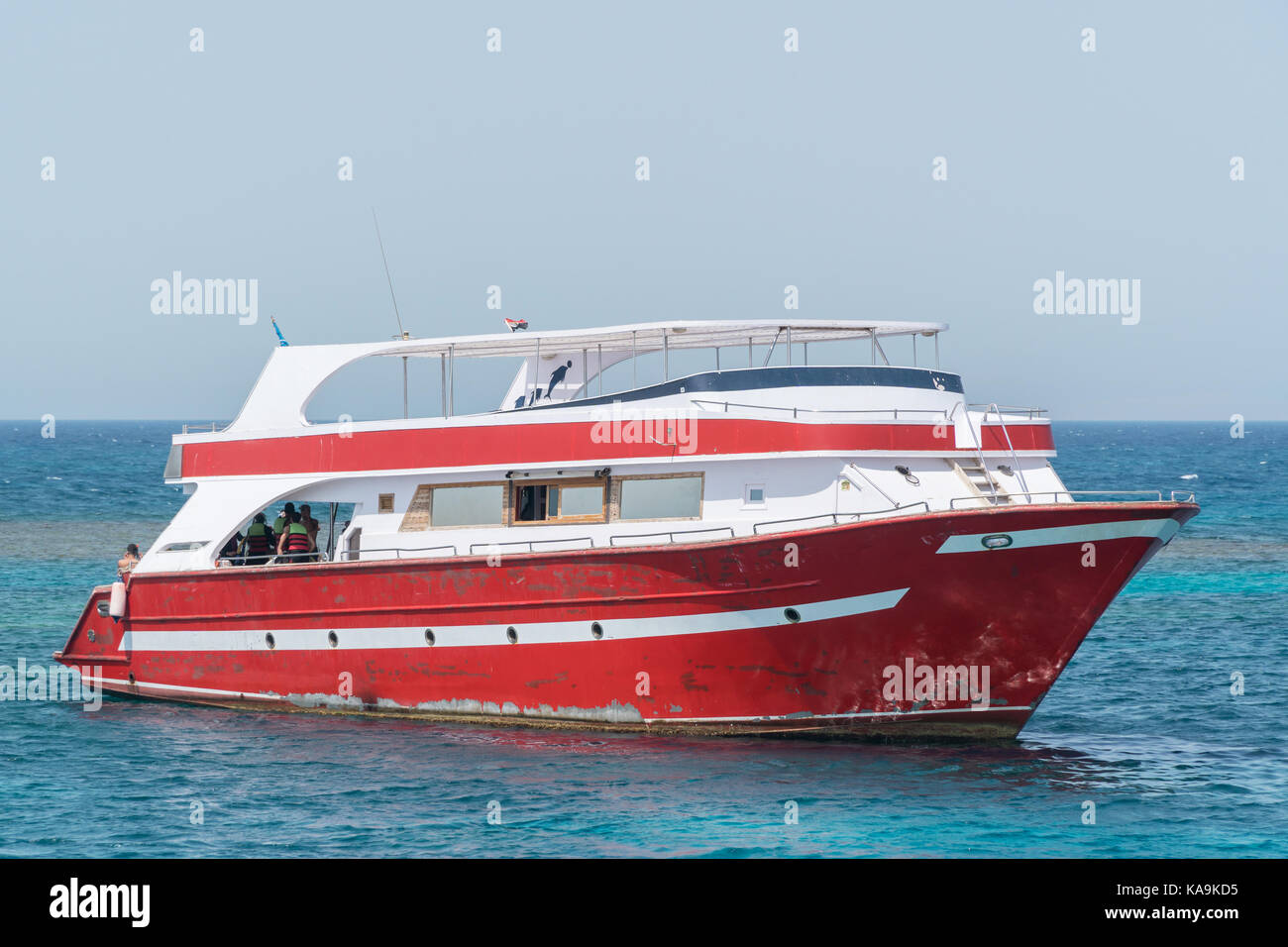 A motor yacht under way on tropical sea Stock Photo - Alamy