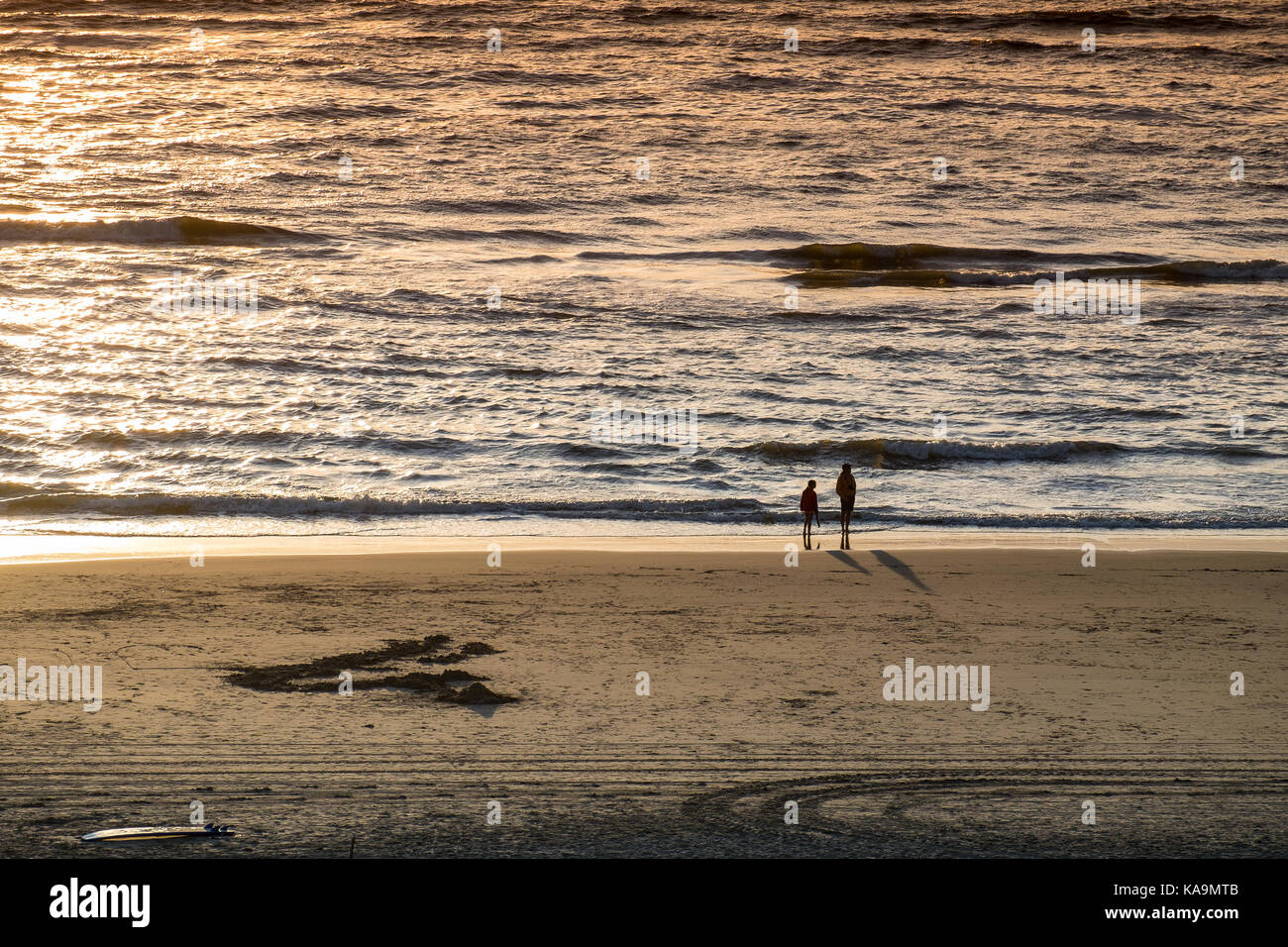 Silhouette couple on the beach Stock Photo - Alamy