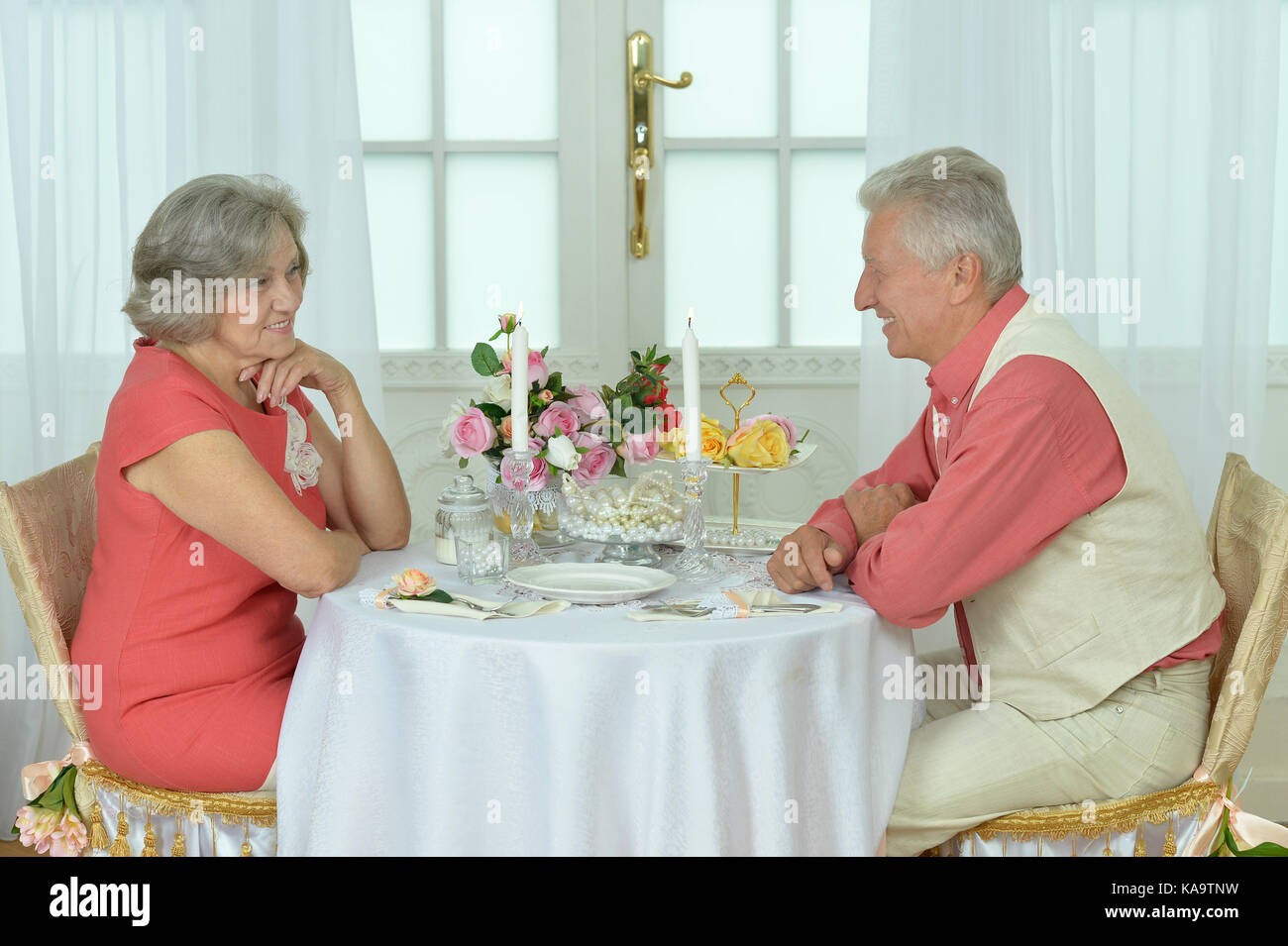 Elderly couple dining table hi-res stock photography and images - Alamy