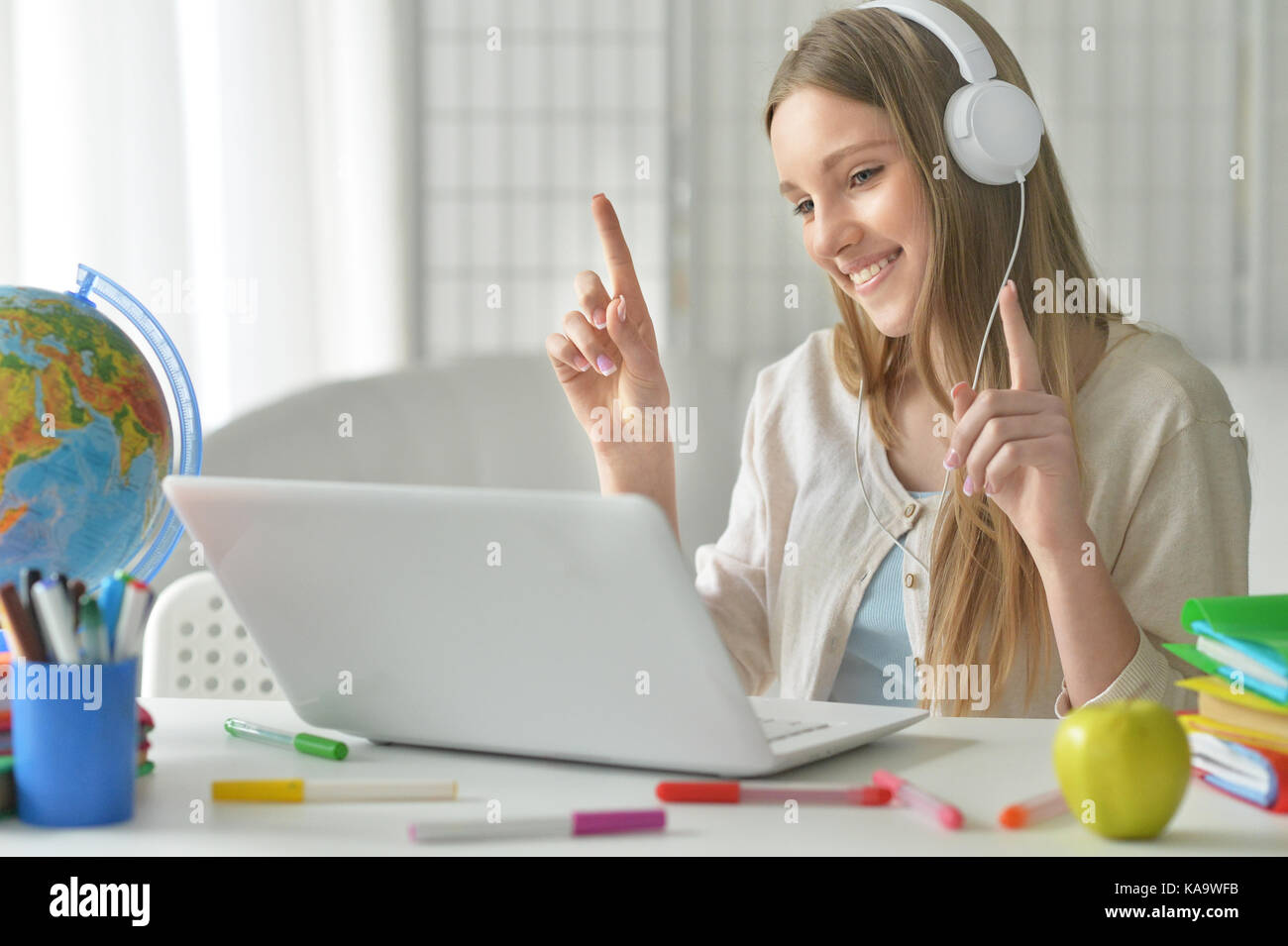 teen girl using laptop Stock Photo - Alamy